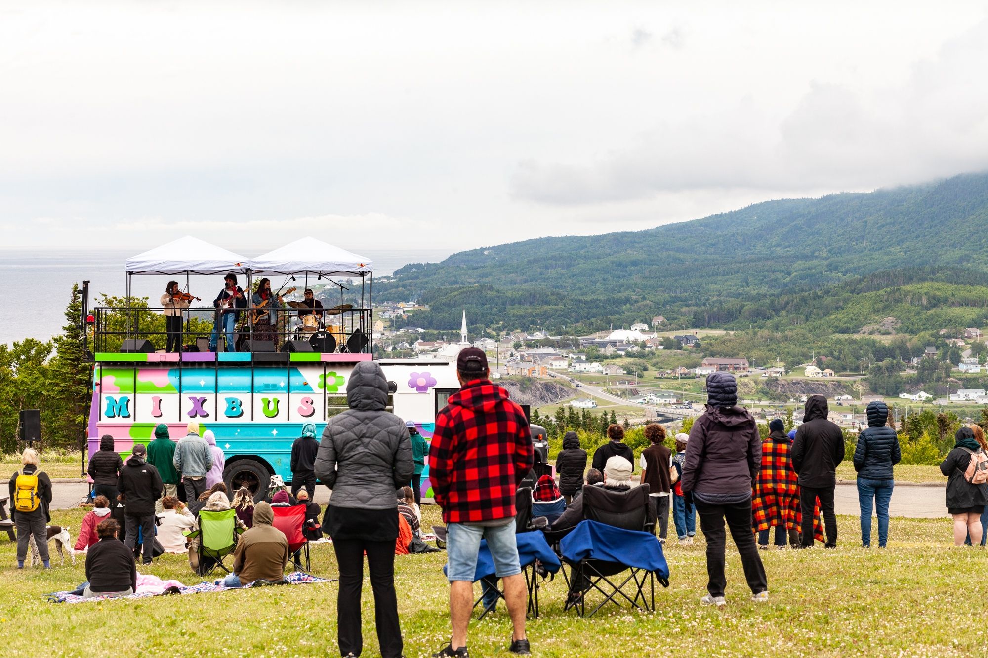 Festivaler au Festival en chanson de Petite-Vallée | REFRAIN